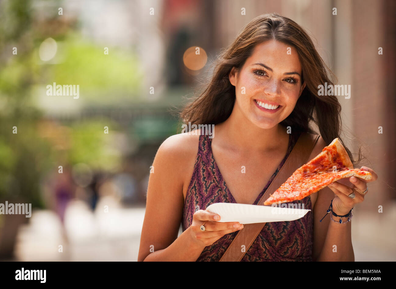 Woman eating pizza Stock Photo - Alamy