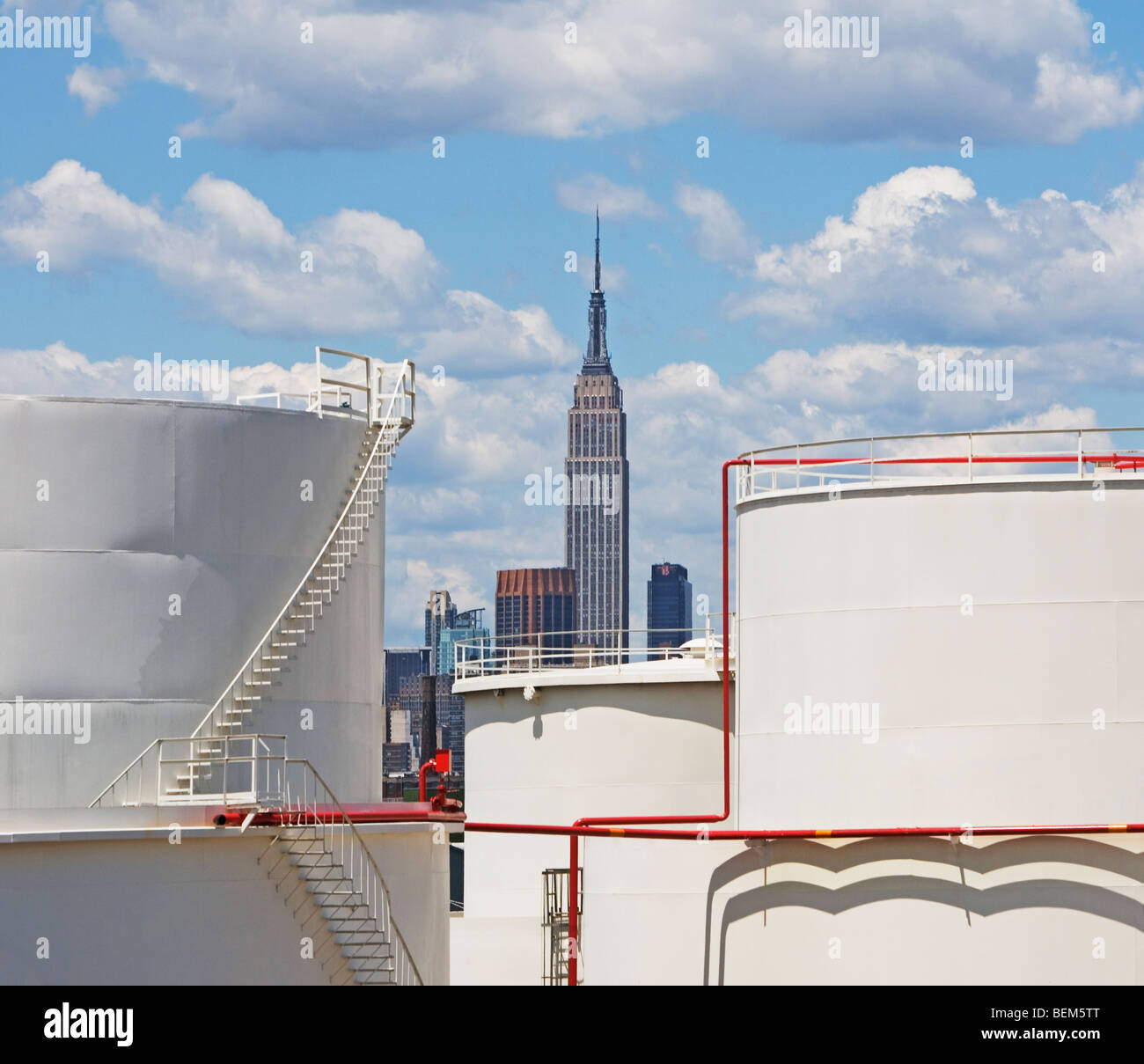 Oil storage tanks hi-res stock photography and images - Alamy