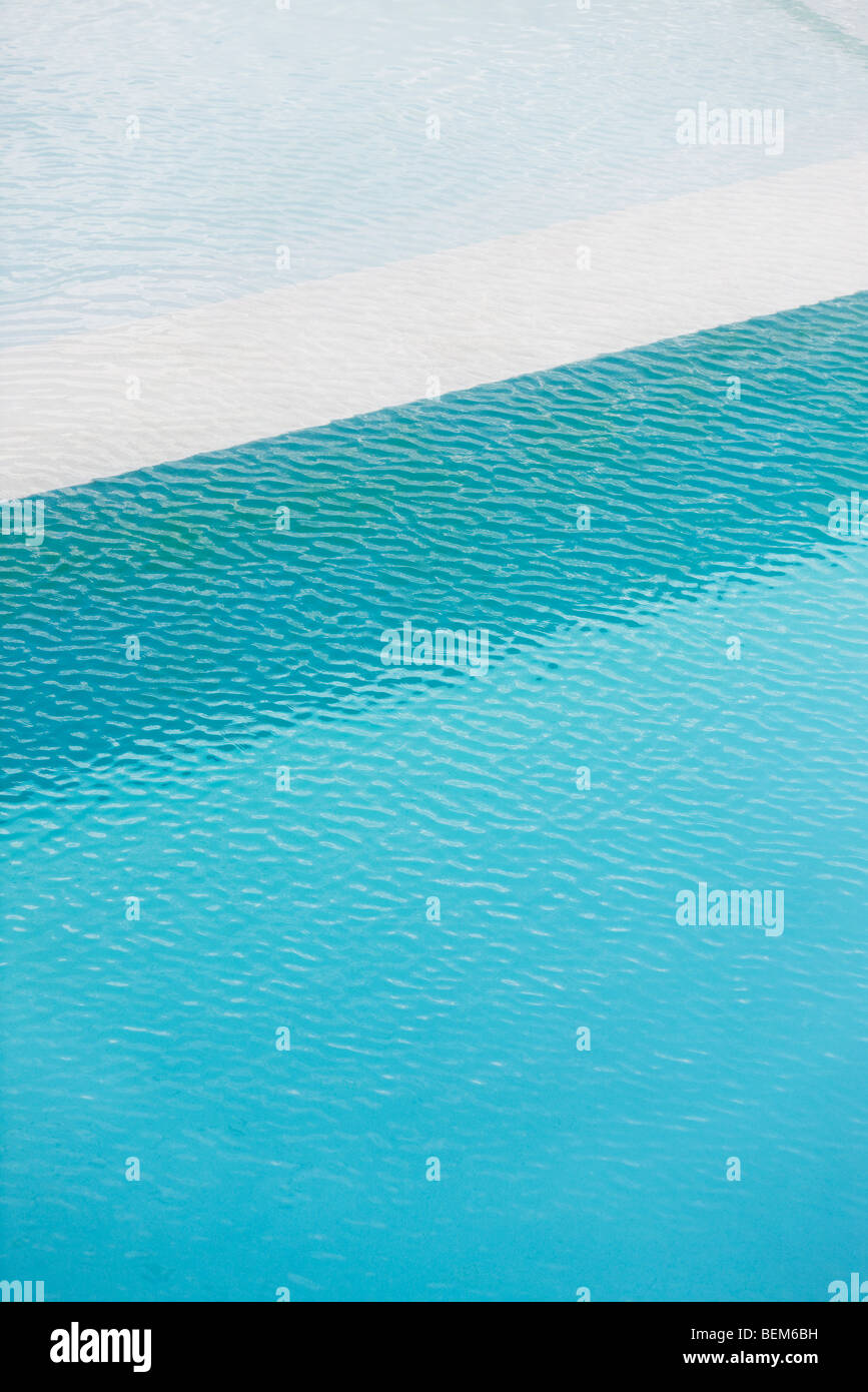 Swimming pool deep end separated from shallow pool by ledge Stock Photo ...