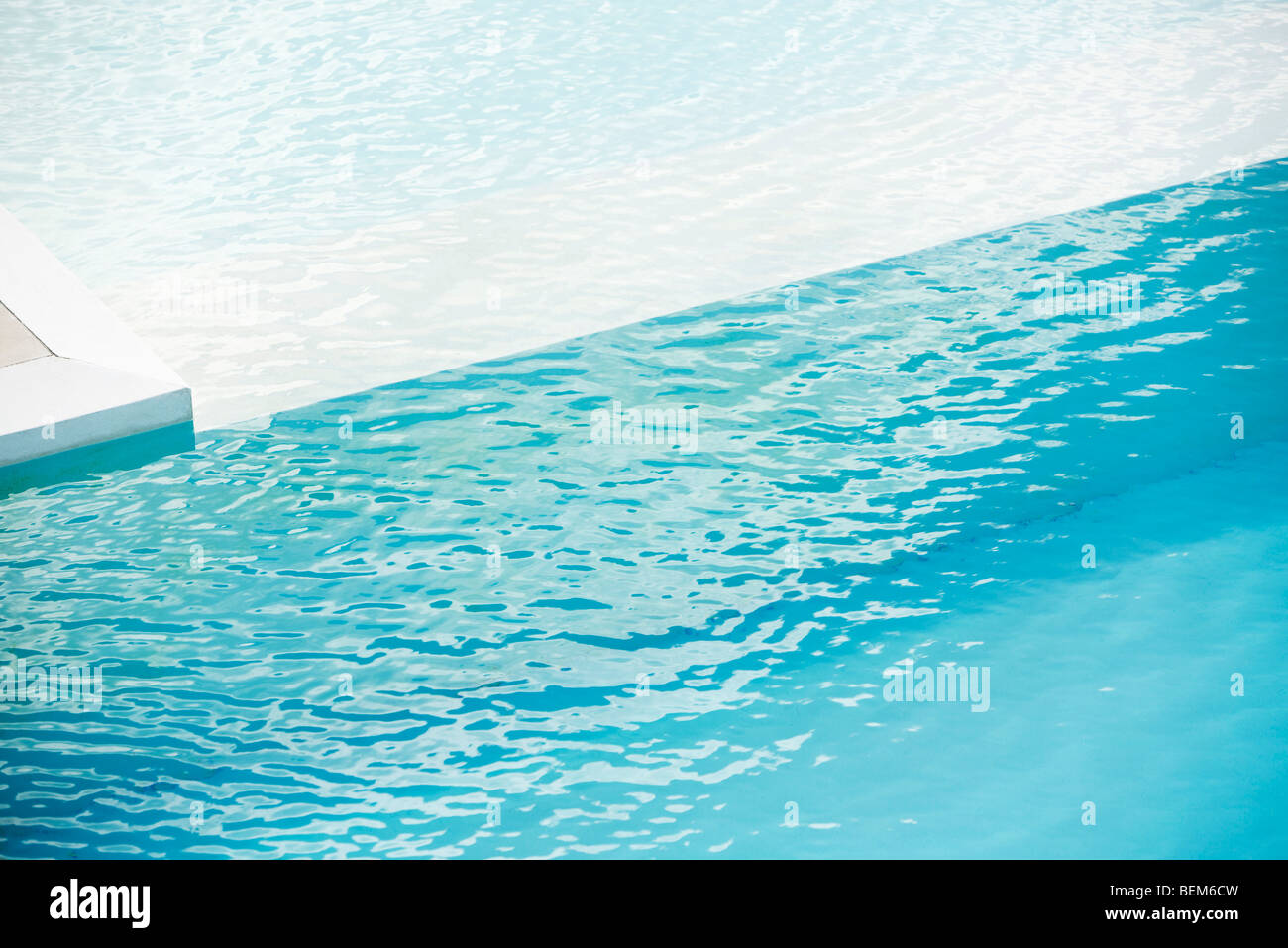 Swimming pool with ledge separating deep and shallow ends Stock Photo ...