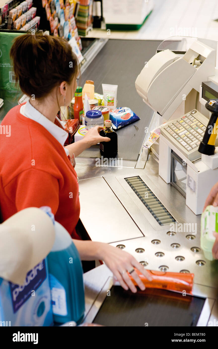 Supermarket checkout counters hi-res stock photography and images - Alamy