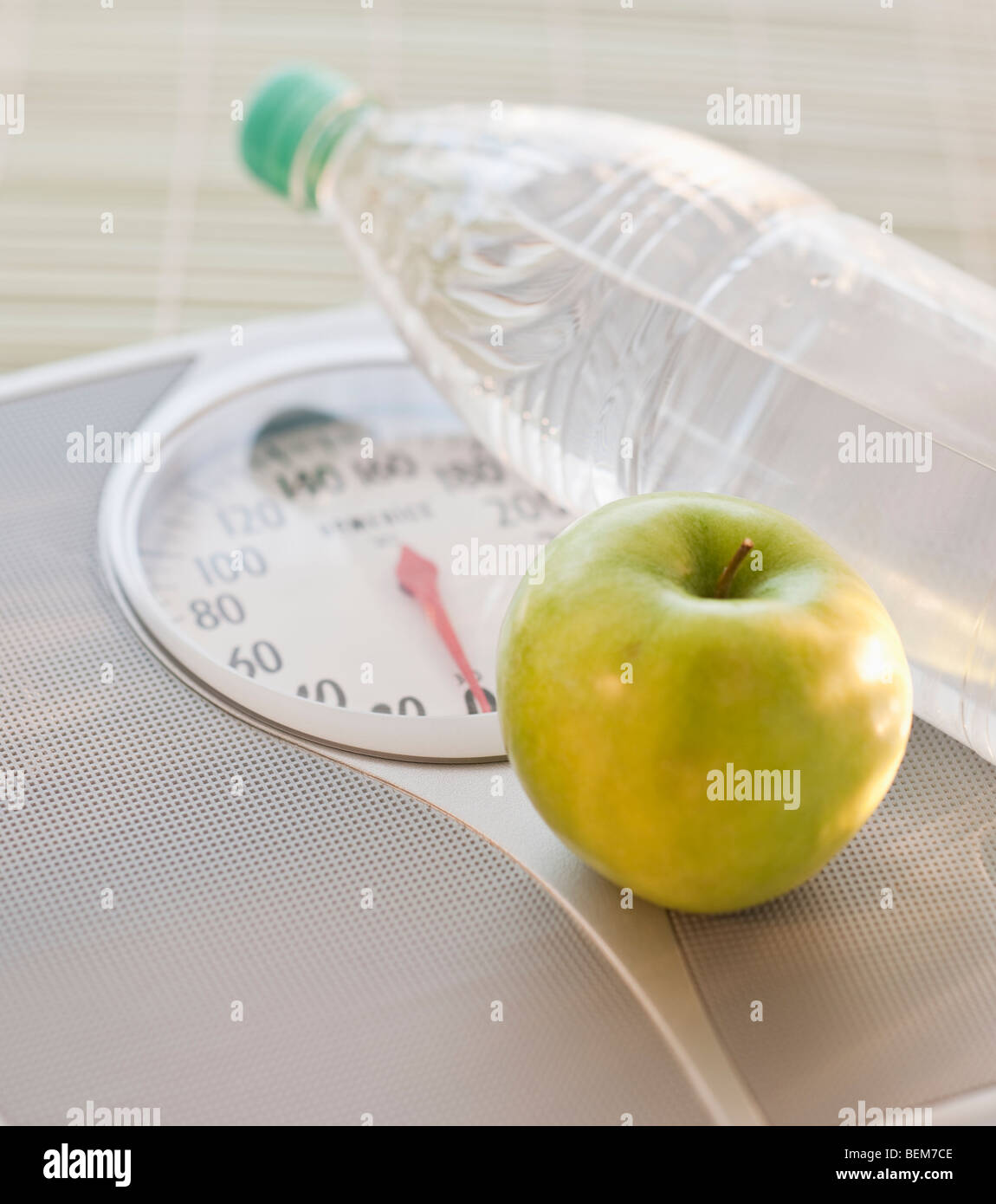 Apple and scale hi-res stock photography and images - Alamy