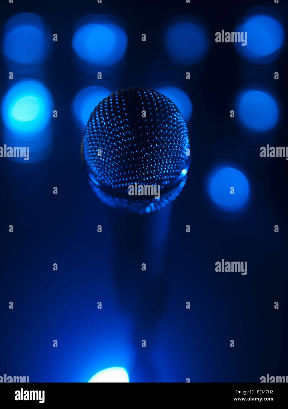 Live microphone hi-res stock photography and images - Alamy