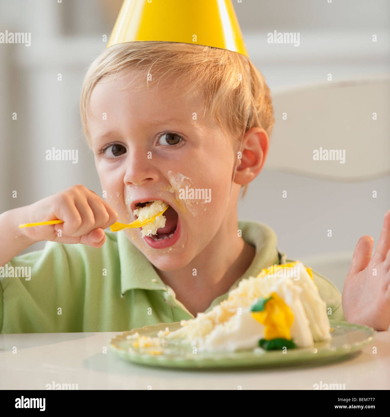 Young child eating birthday cake Stock Photo - Alamy