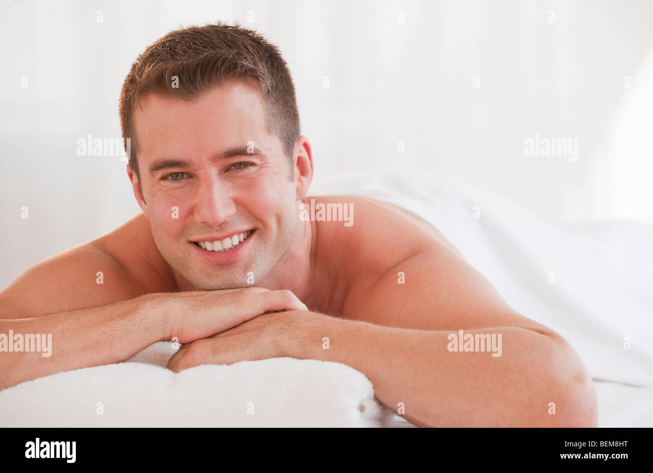 Man massage man laying down hi-res stock photography and images - Alamy