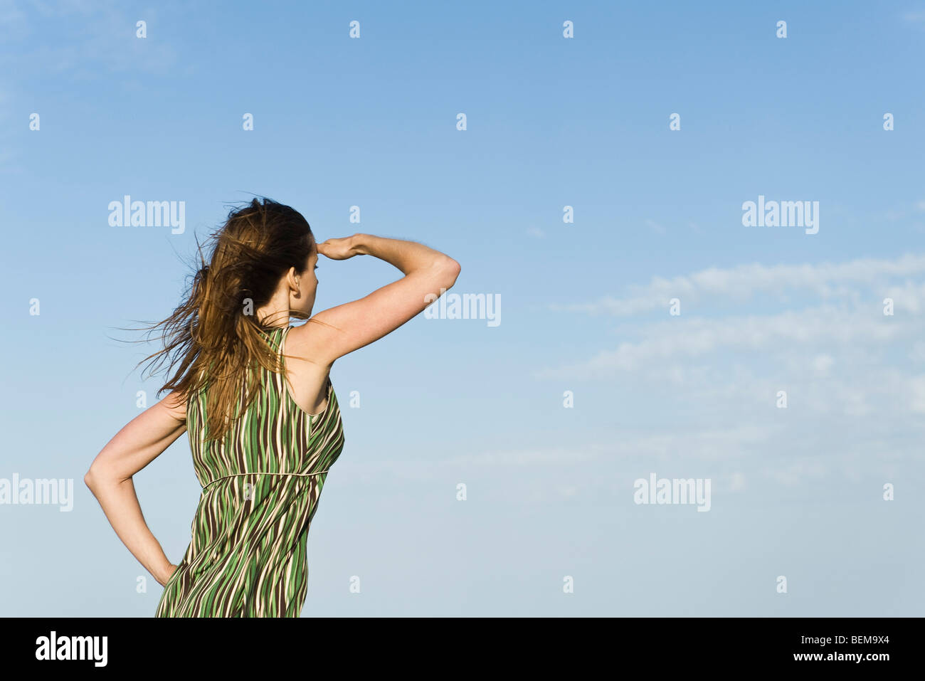 Hand shading eyes hi-res stock photography and images - Alamy