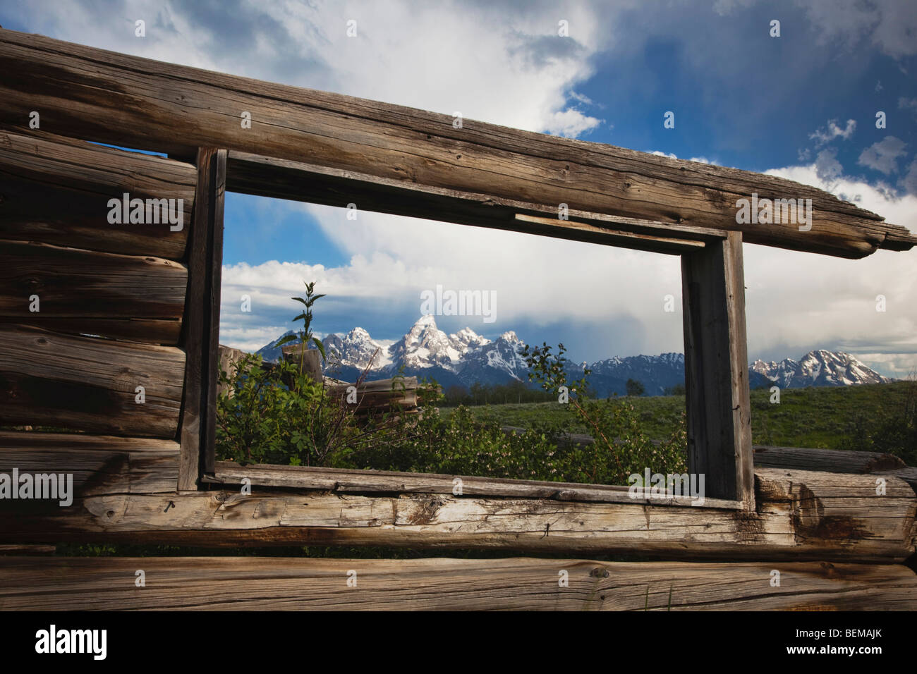 Old wooden Barn and grand teton range, Antelope Flats, Grand Teton NP ...