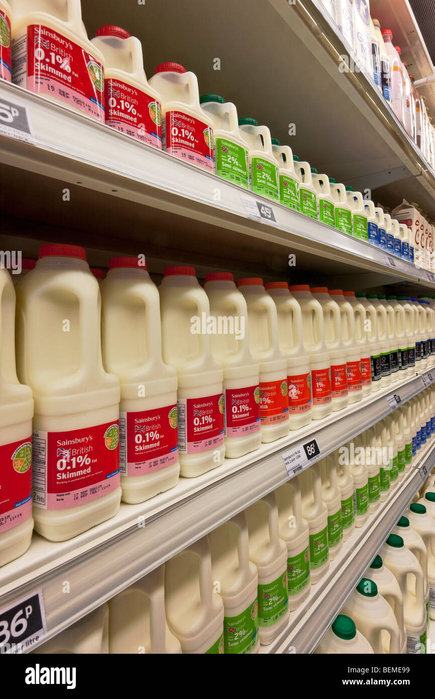 Display of milk at a supermarket Stock Photo - Alamy