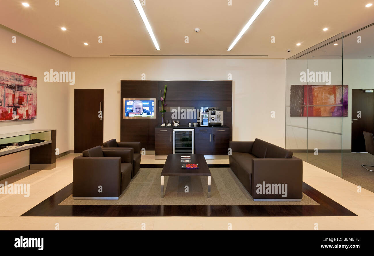 Infiniti Car Showroom in Reading Stock Photo - Alamy