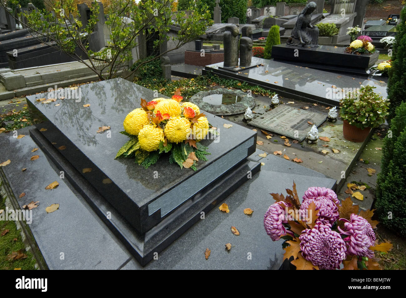 Graves and tombs hi-res stock photography and images - Alamy