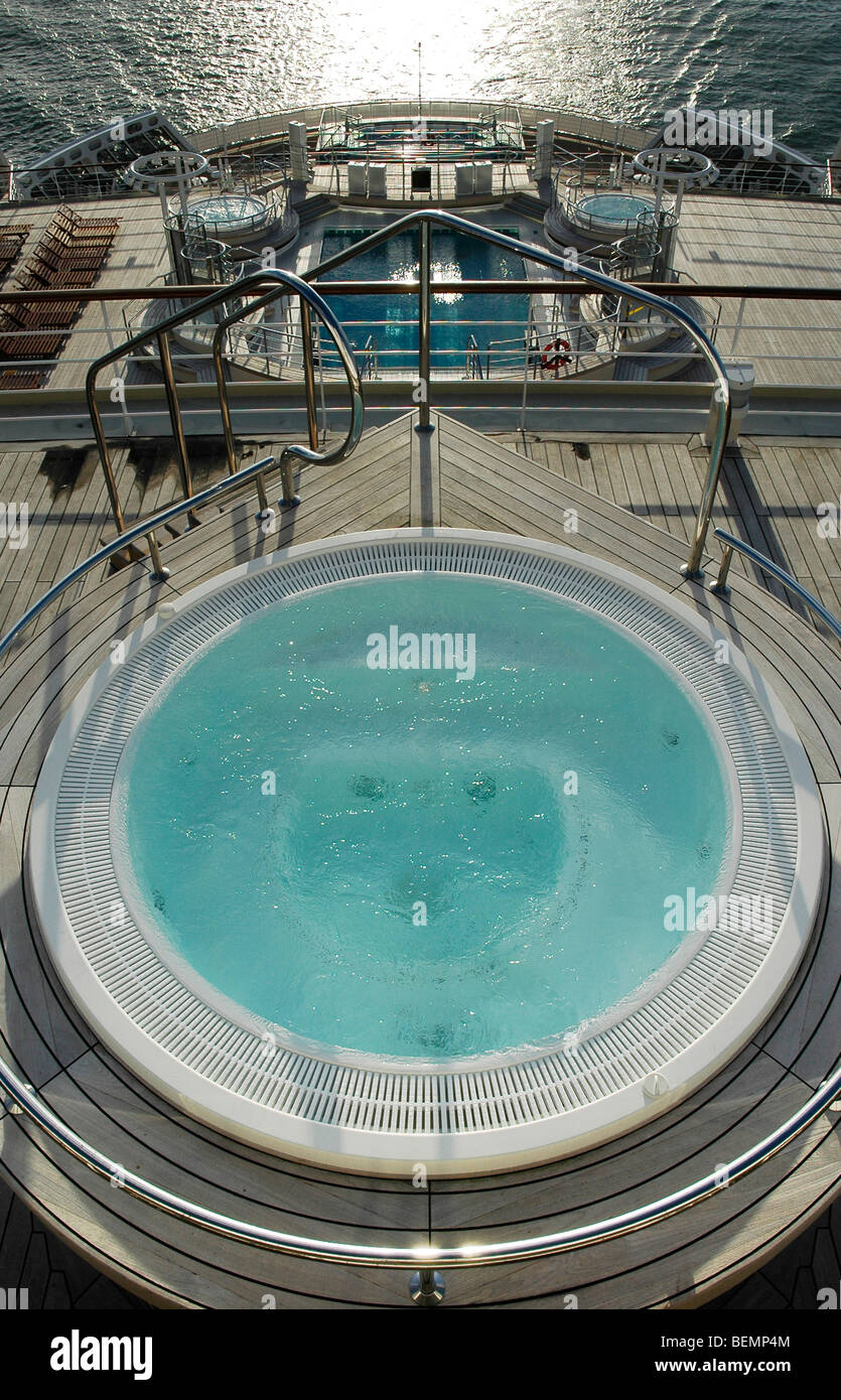 Jacuzzi on the open deck of the Queen Mary 2 cruise ship Stock Photo ...