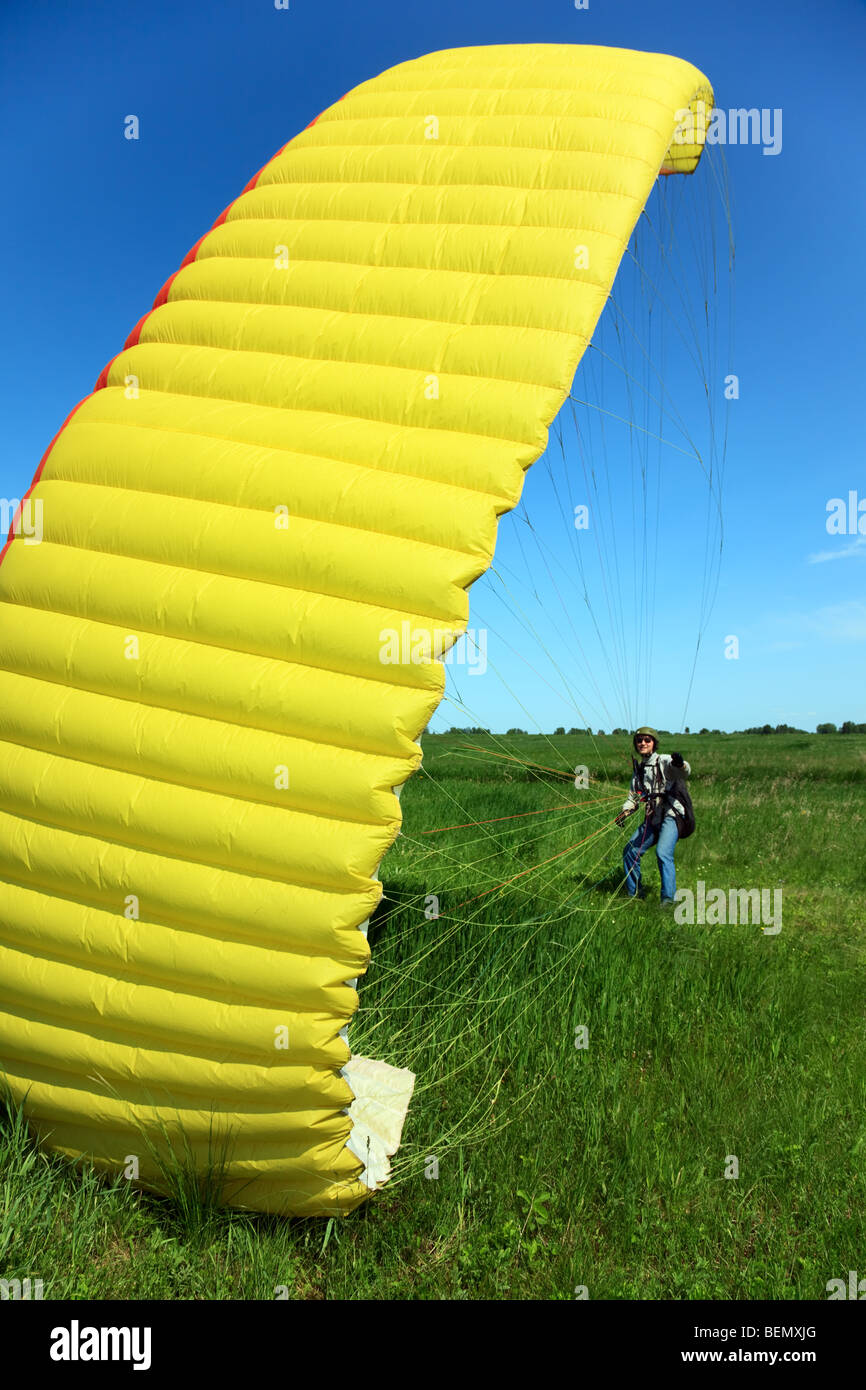 Young man paraplanerist operate of paraplane Stock Photo - Alamy