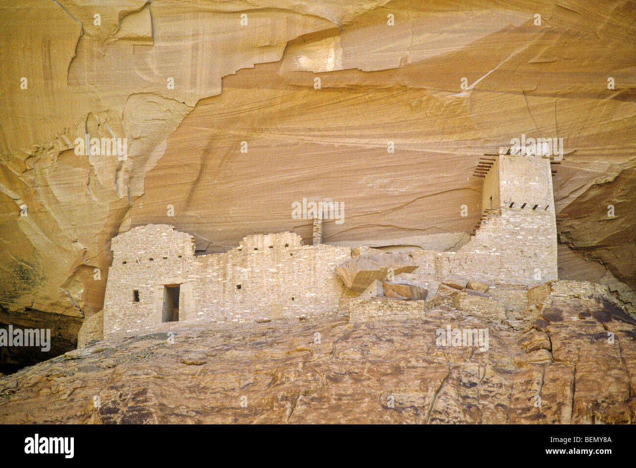 Mummy Cave Ruin an ancient Indian cliff dwelling at Canyon De Chelly ...