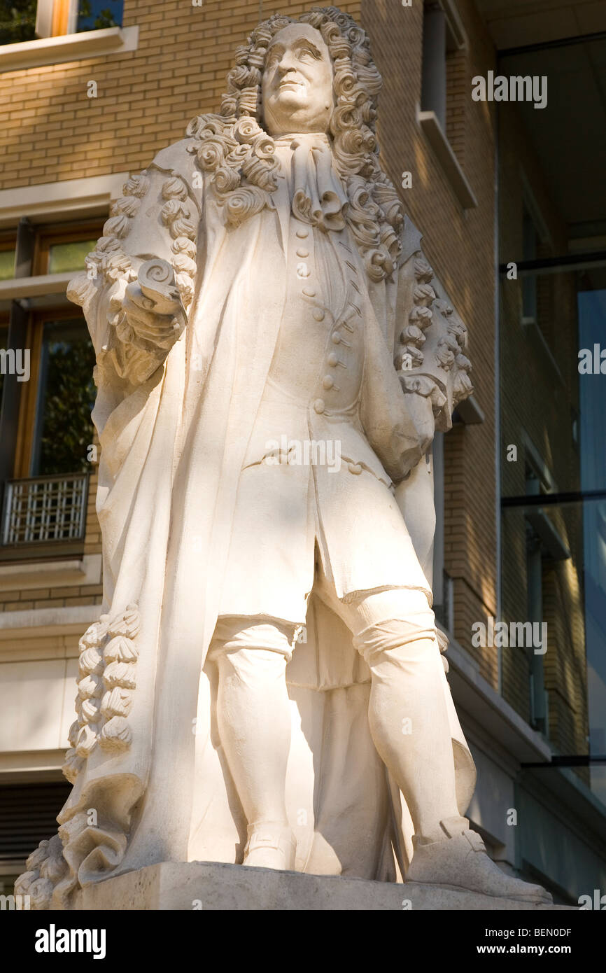 The Statue of Sir Hans Sloane (1660-1753) in central London Stock Photo ...