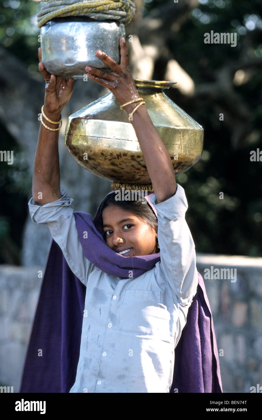 Girl carrying water on her head in Jatoli, Bharatpur, India Stock Photo ...
