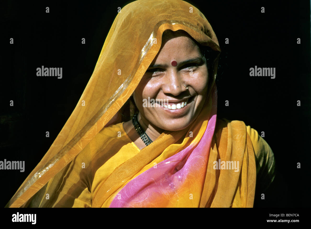 Married hindu woman with bindi in jaisalmer hi-res stock photography ...