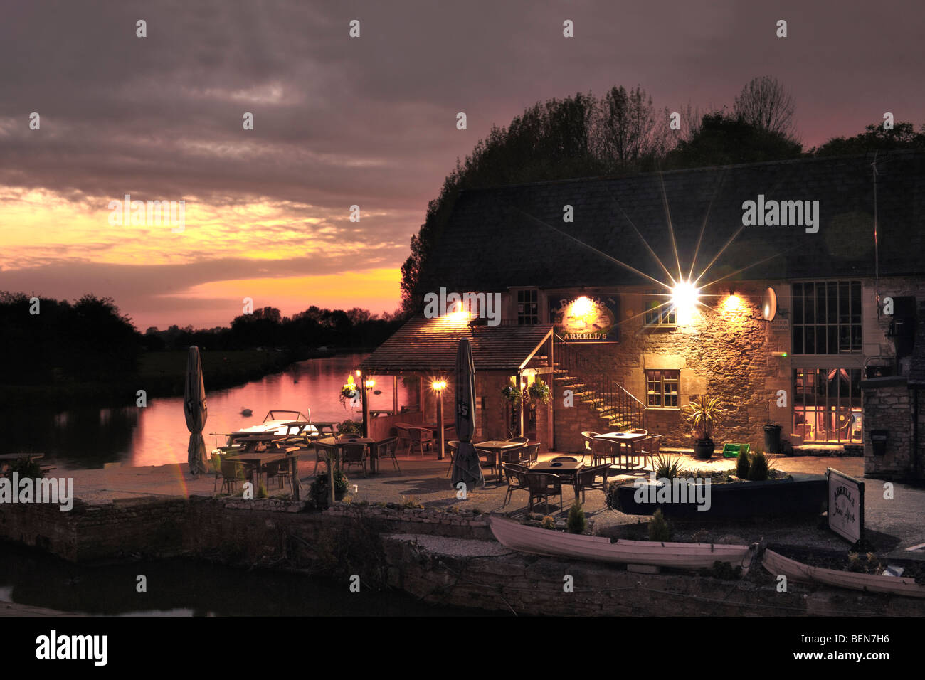 The Riverside Inn High Resolution Stock Photography and Images - Alamy