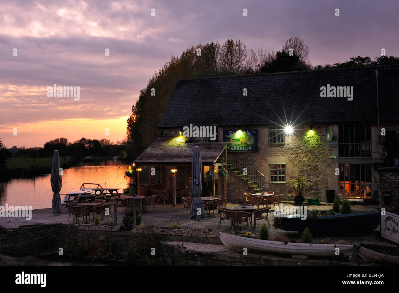 Riverside Pub Lechlade High Resolution Stock Photography and Images - Alamy