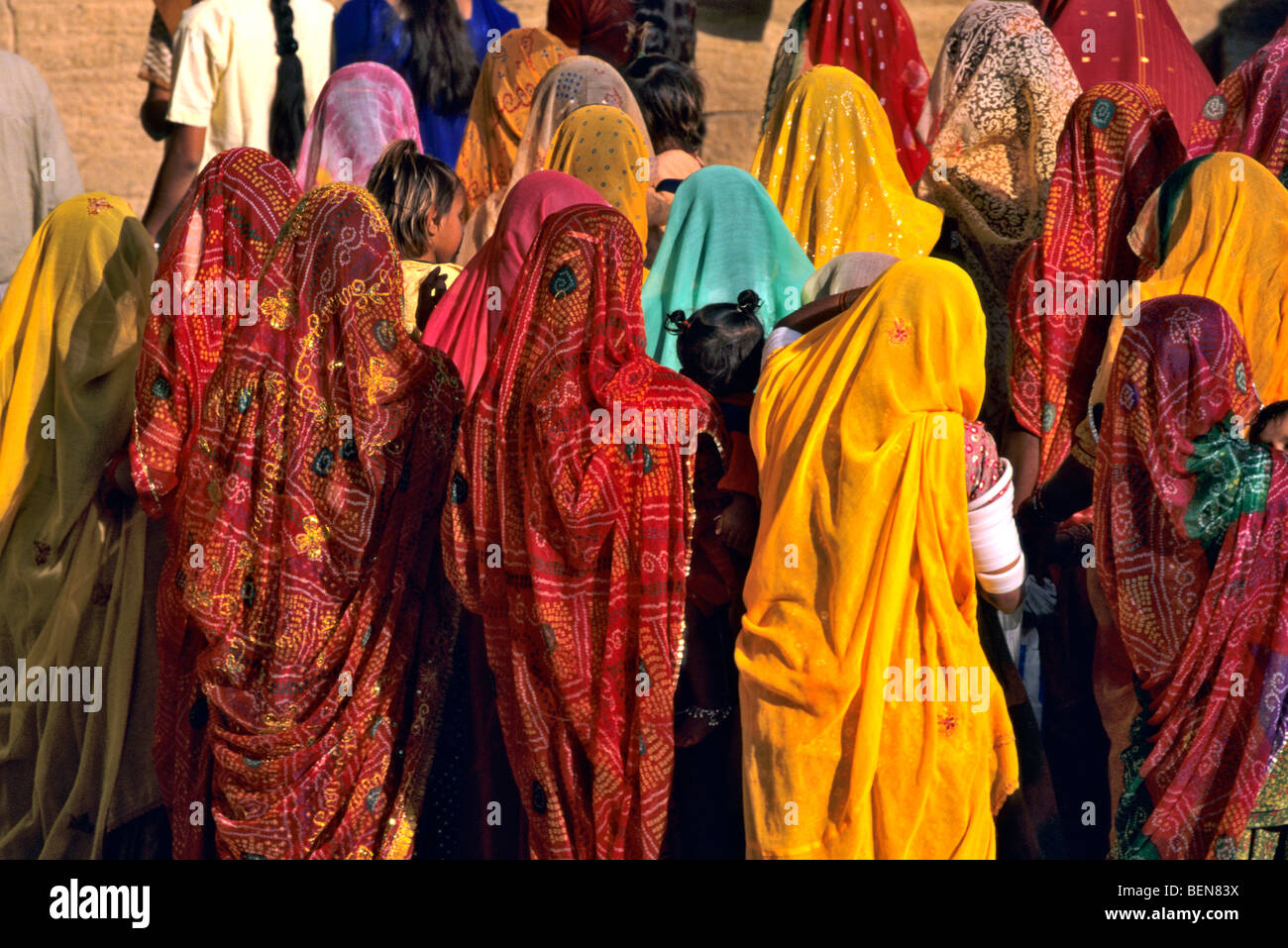 Women in the Sari Thar desert, Jaisalmer, India Stock Photo - Alamy