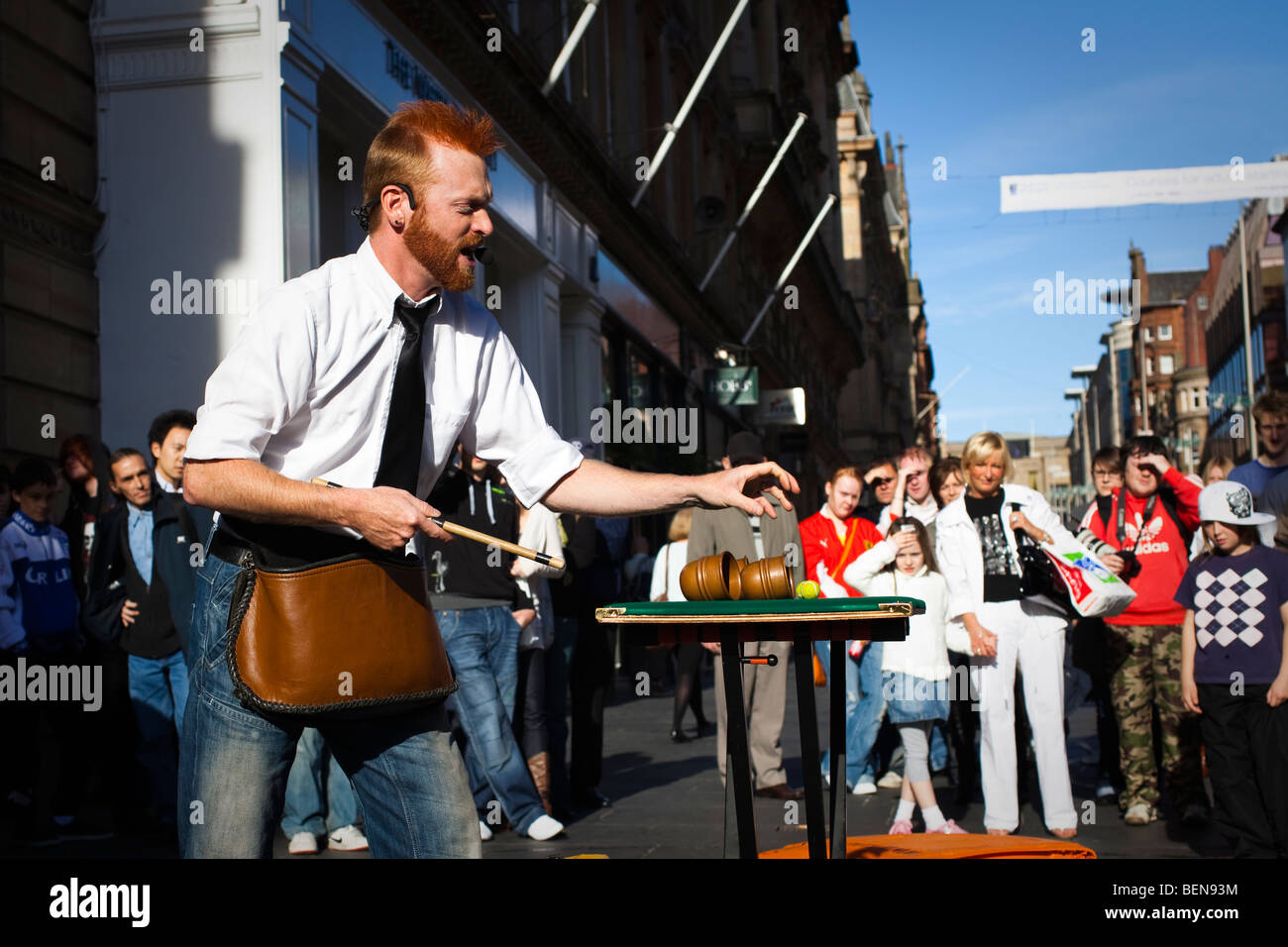 Street performer entertainer hi-res stock photography and images - Alamy
