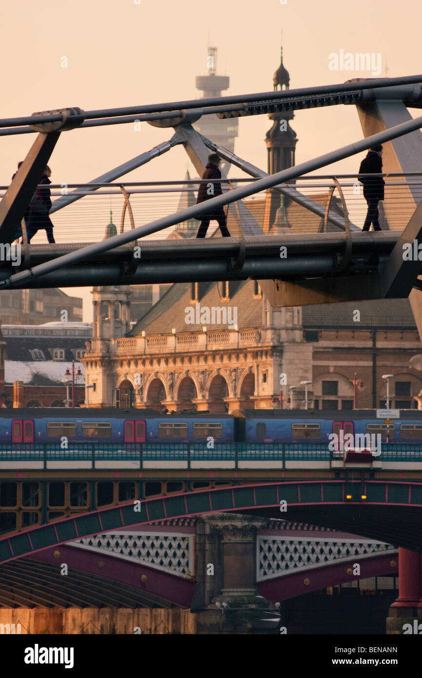 People cross tower bridge hi-res stock photography and images - Alamy