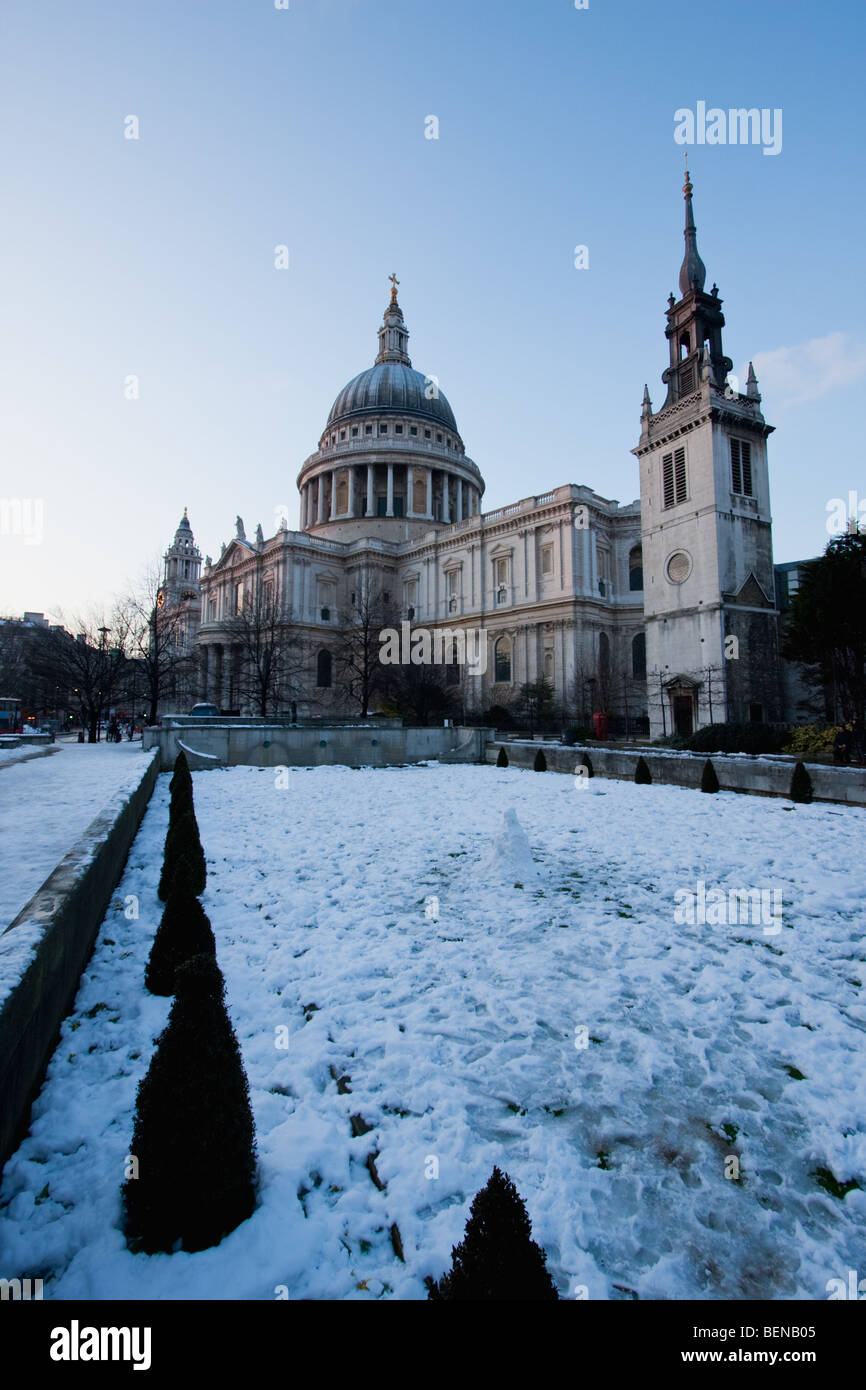 St Paul's Cathedral in heavy snow in London February 2009 Stock Photo ...
