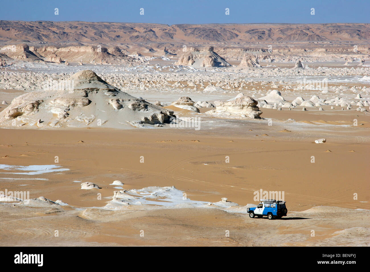 Off-road four-wheel drive vehicle in the White Desert of Egypt / Sahara ...