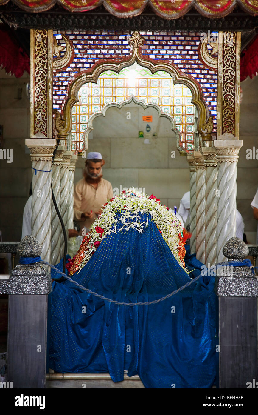 Dargah devotees hi-res stock photography and images - Alamy