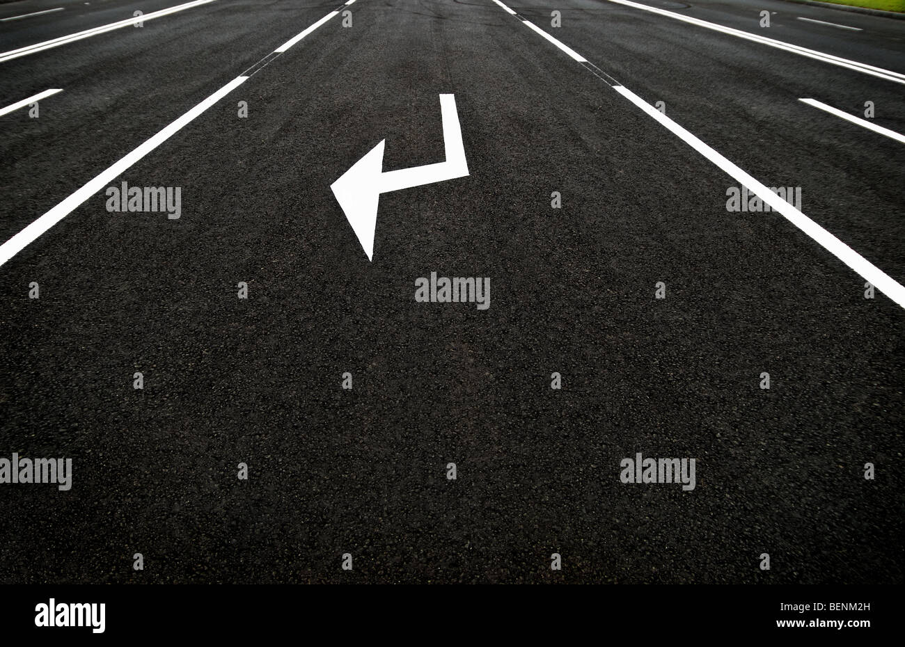Road highway arrow hi-res stock photography and images - Alamy