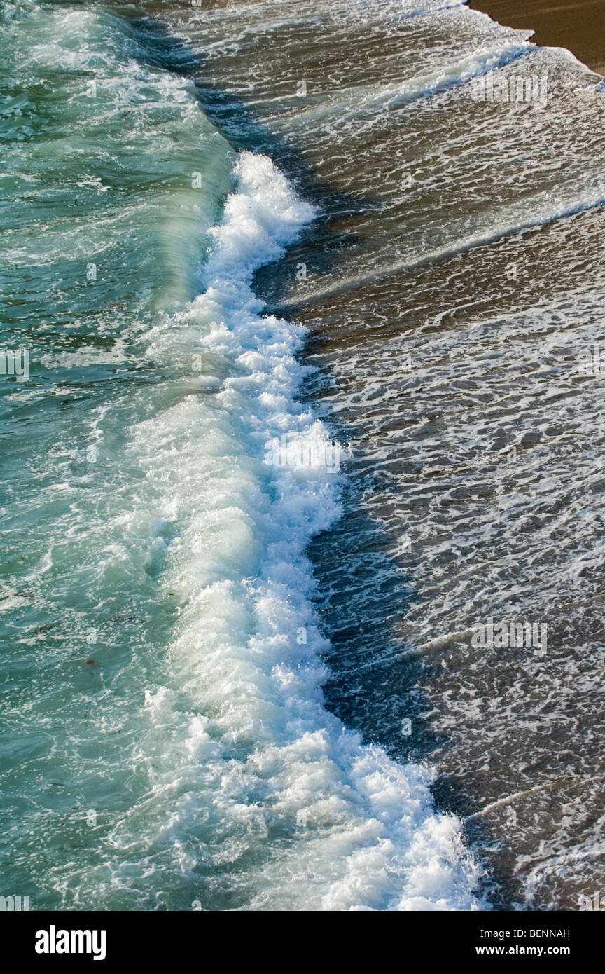 Wave crashing on beach hi-res stock photography and images - Alamy