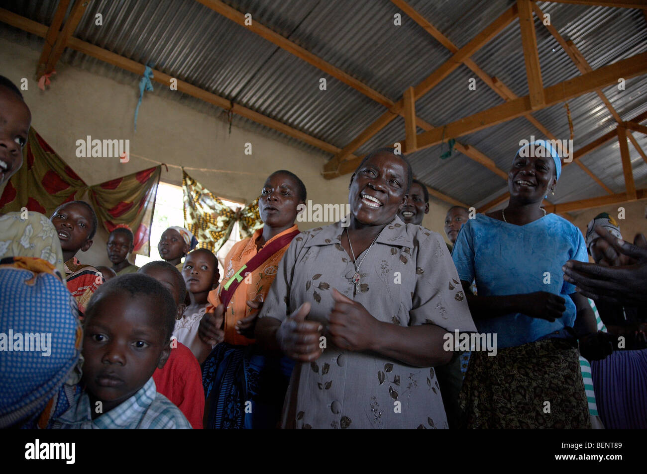 Congregation singing in mass hi-res stock photography and images - Alamy