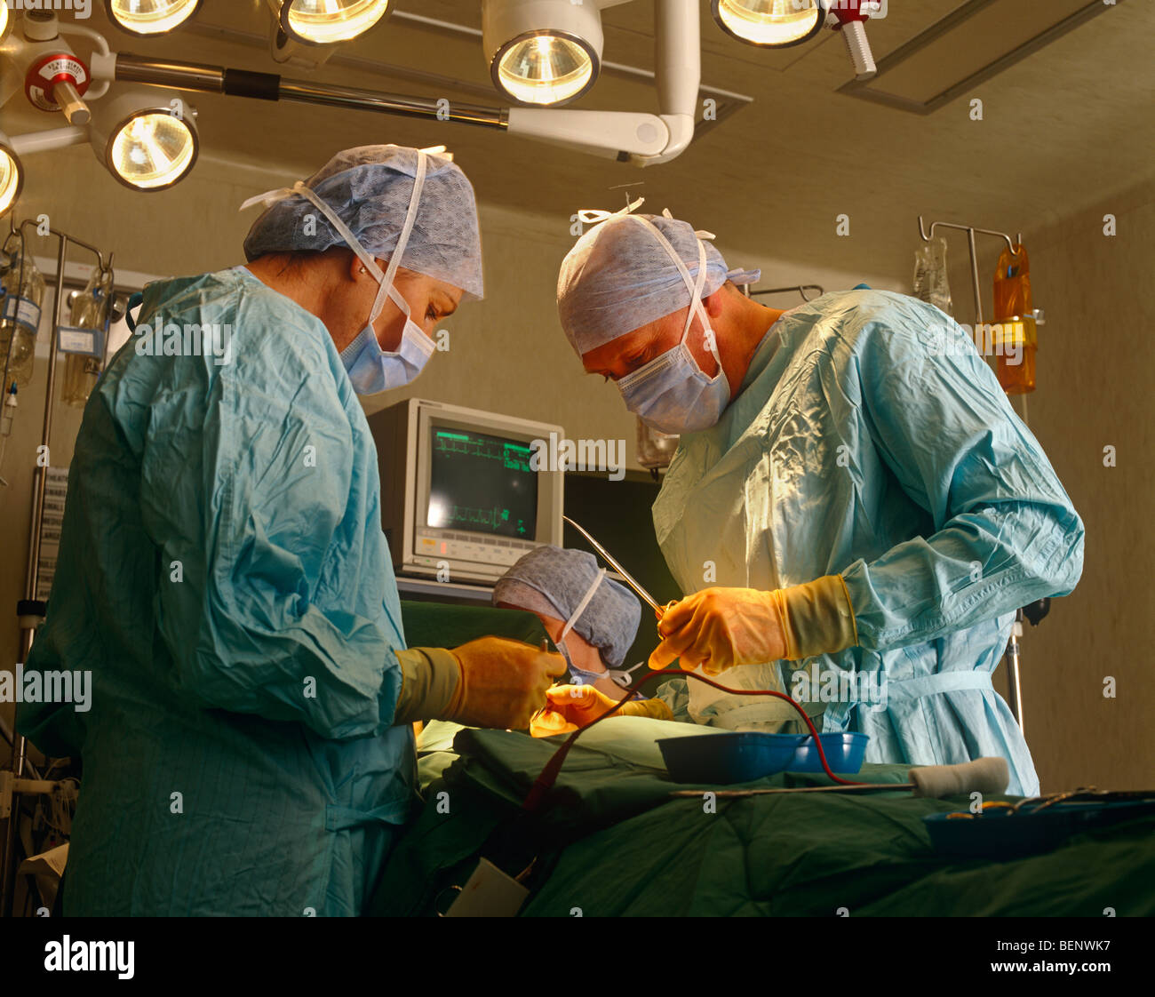 Surgeons in operating theatre hi-res stock photography and images - Alamy