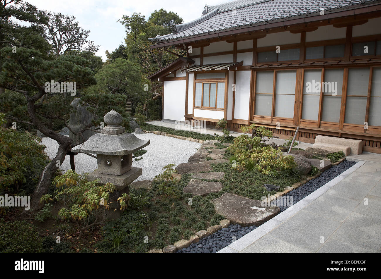 JAPAN Engaku-ji Zen temple, Kamakura. photo by Sean Spraqgue 2008 Stock ...