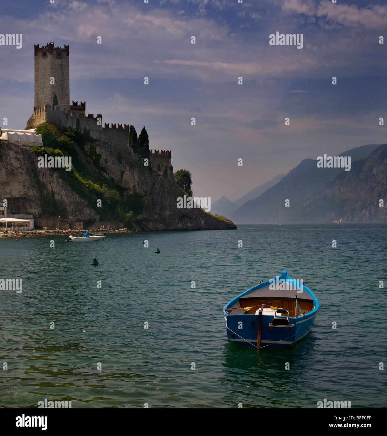 Lake Guarda showing the castle at Malcesine Stock Photo - Alamy