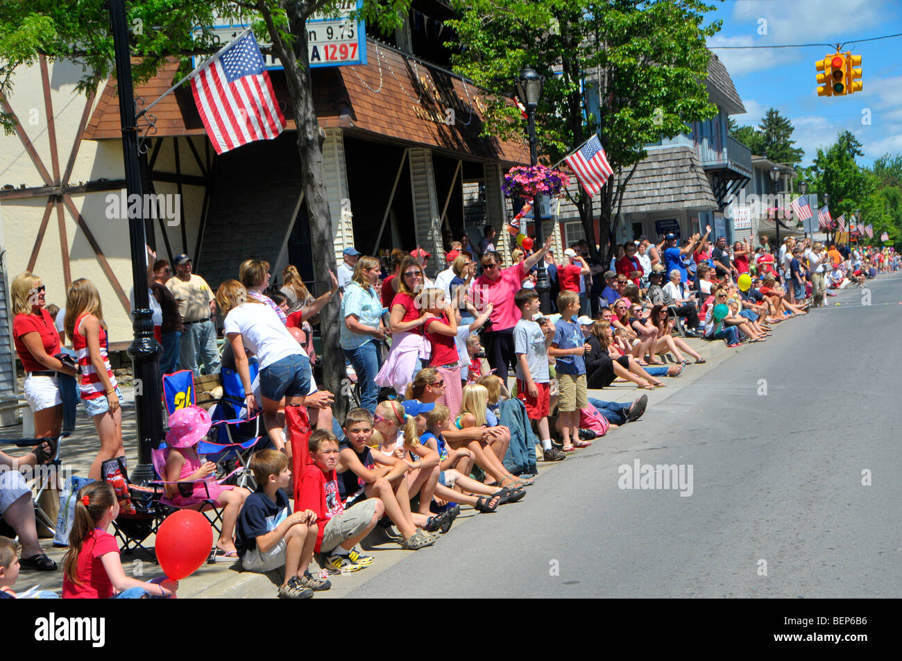 Crowds watching parade hi-res stock photography and images - Alamy