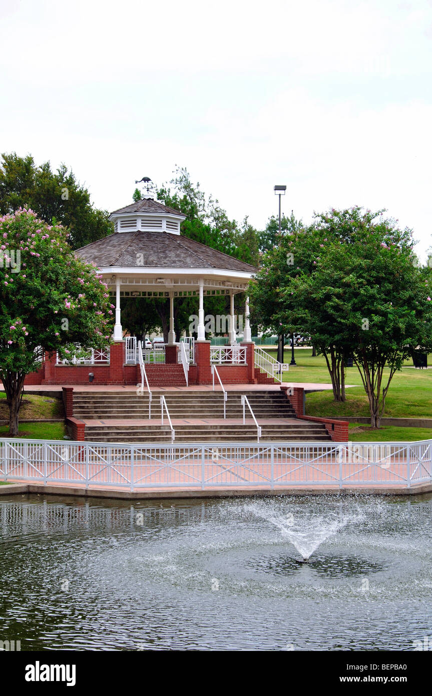 Gazebo lake park hi-res stock photography and images - Alamy