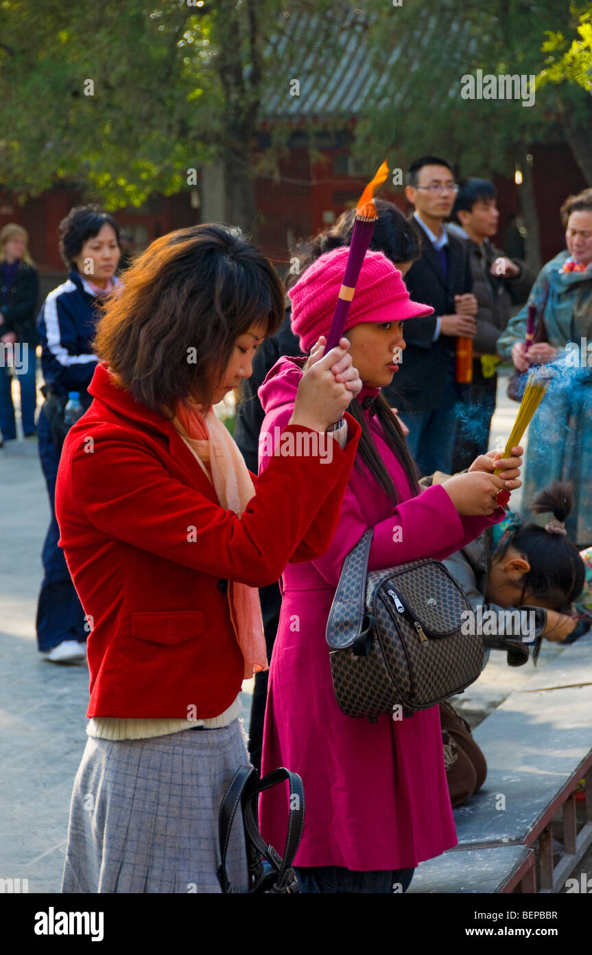People praying at the Lama temple Beijing Stock Photo - Alamy