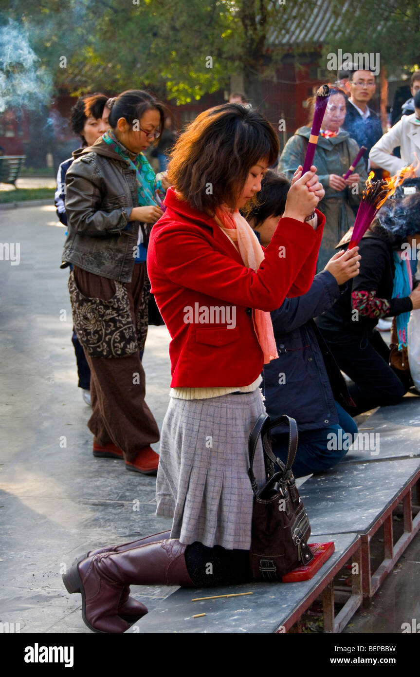 Chinese people praying hi-res stock photography and images - Alamy
