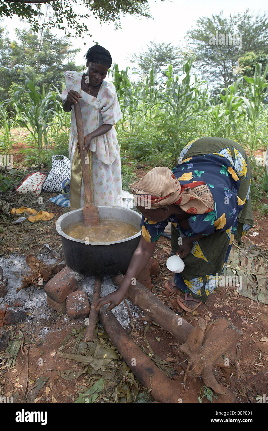 Wood fire cooking africa hi-res stock photography and images - Alamy