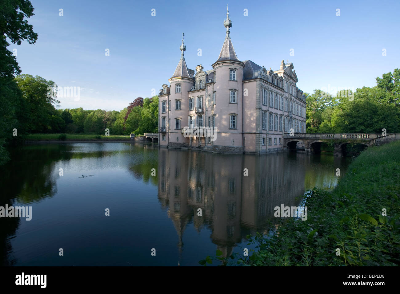 Poeke castle lake belgium hi-res stock photography and images - Alamy