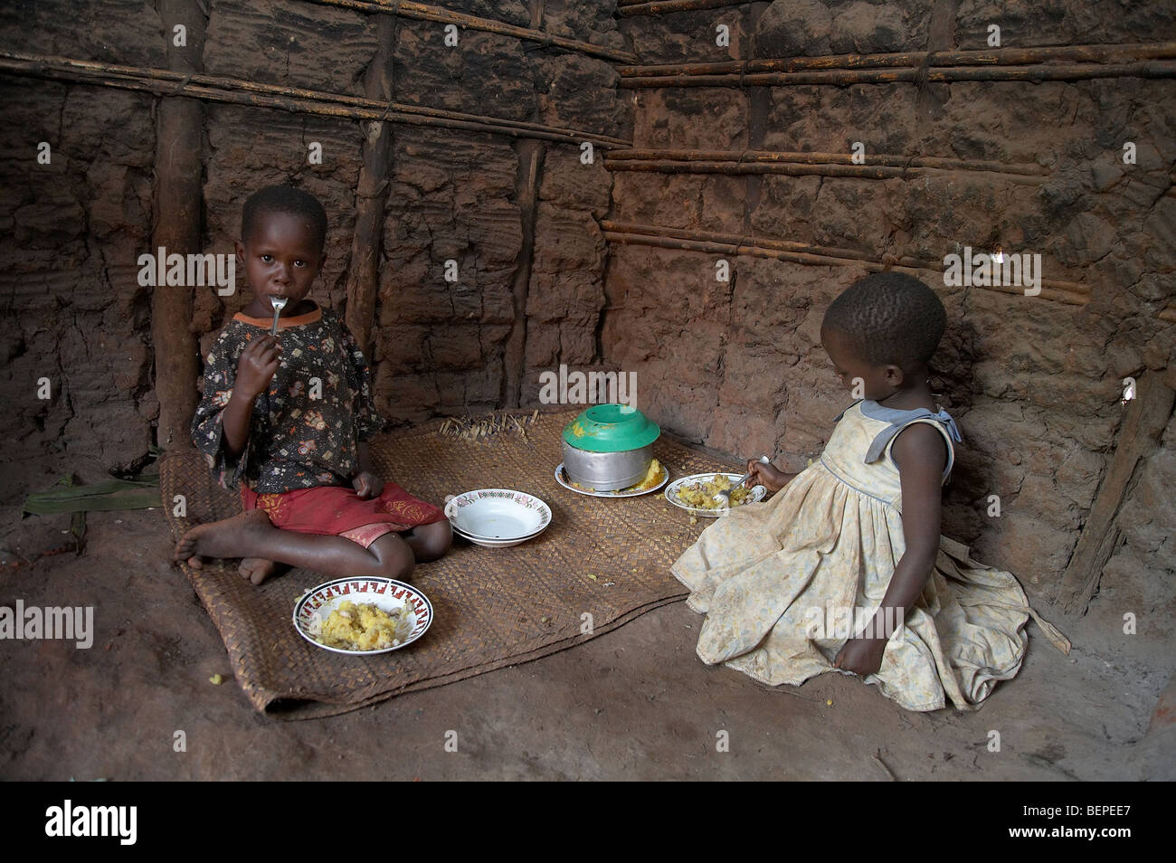 Poverty children eating hi-res stock photography and images - Alamy