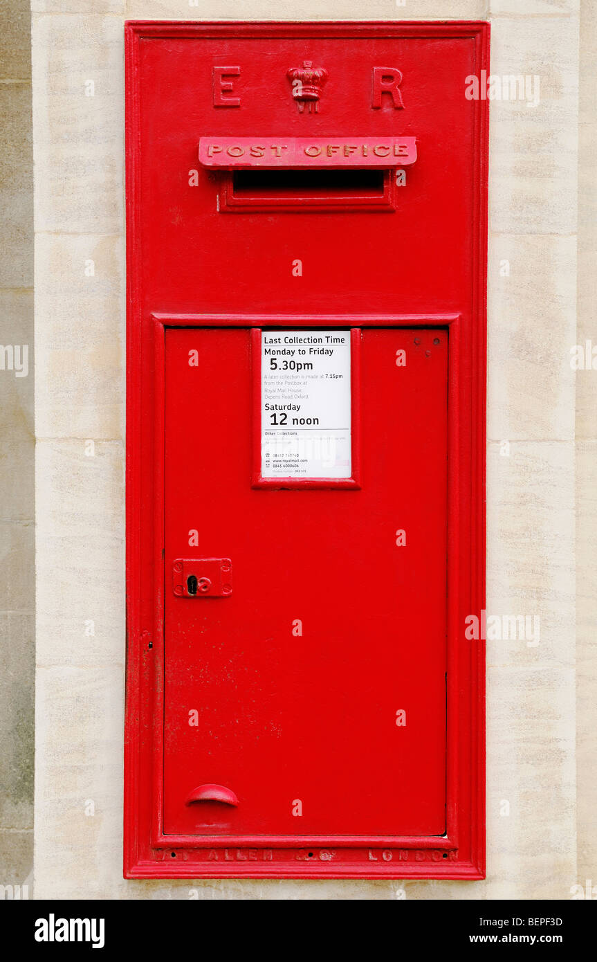 Royal mail post box uk hi-res stock photography and images - Alamy