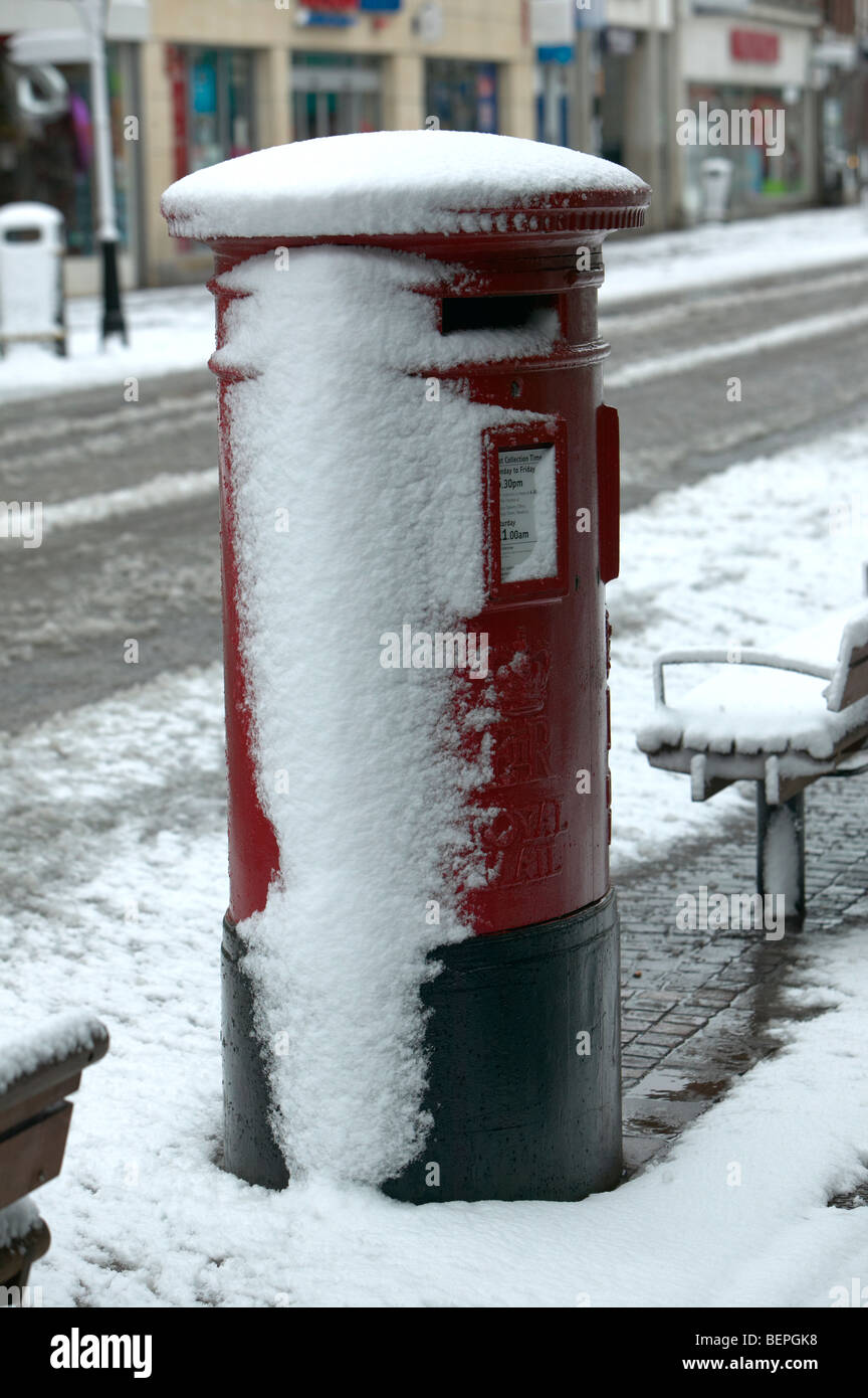 Red pillar box snow hi-res stock photography and images - Alamy