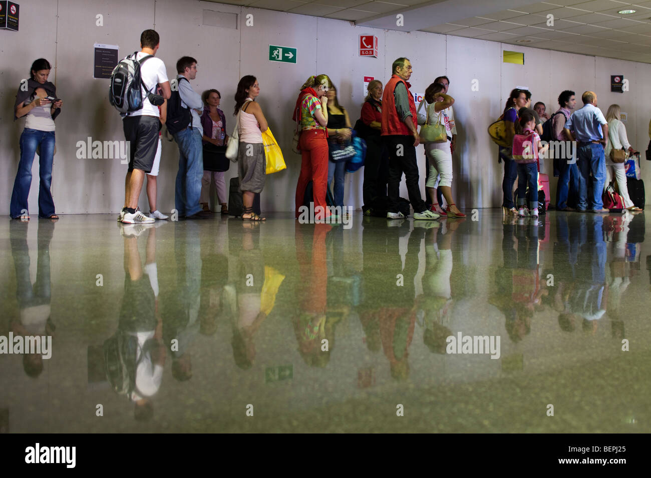 Airport boarding line hi-res stock photography and images - Alamy