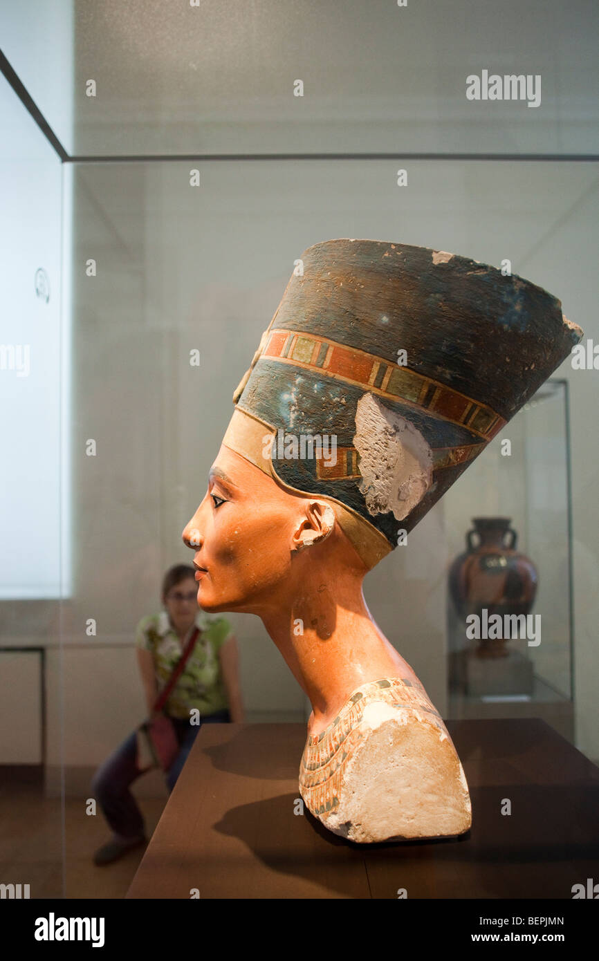 Queen nefertiti hi-res stock photography and images - Alamy
