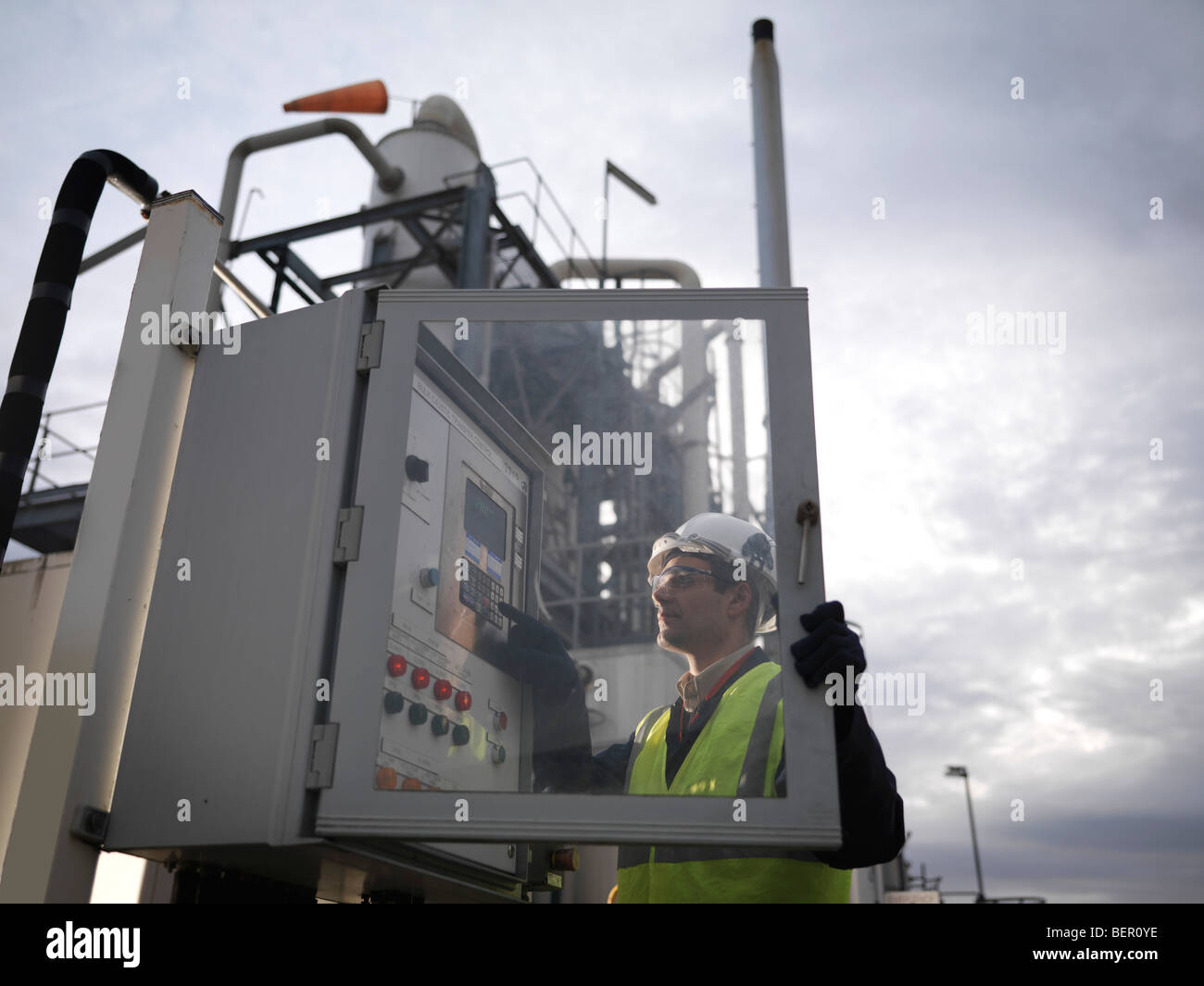 Reflector panel hi-res stock photography and images - Alamy