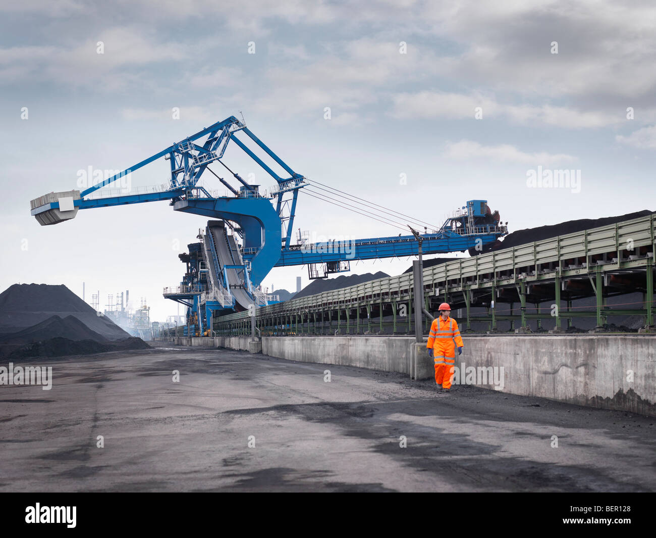 Port machinery hi-res stock photography and images - Alamy