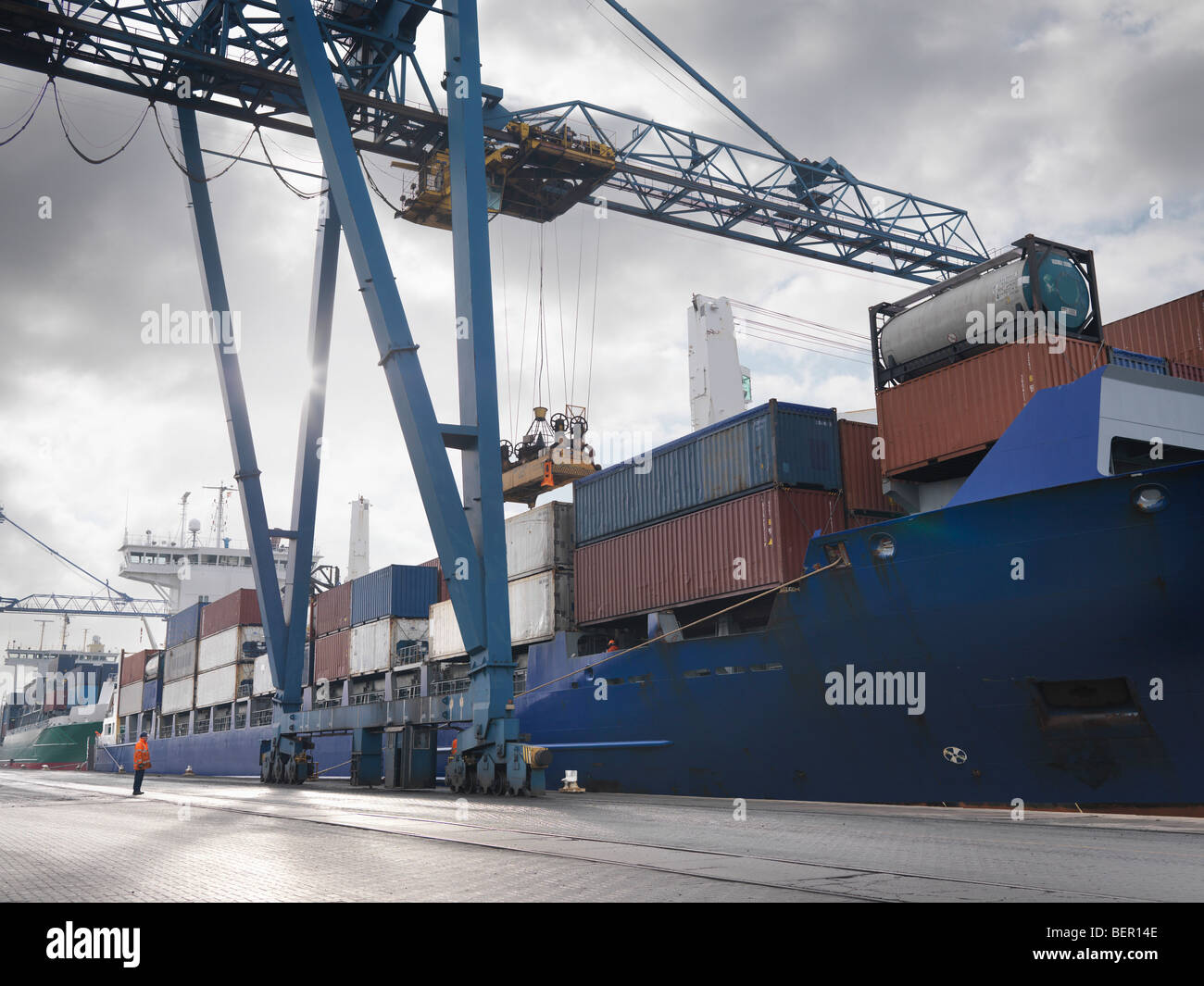 Ship being loaded hi-res stock photography and images - Alamy