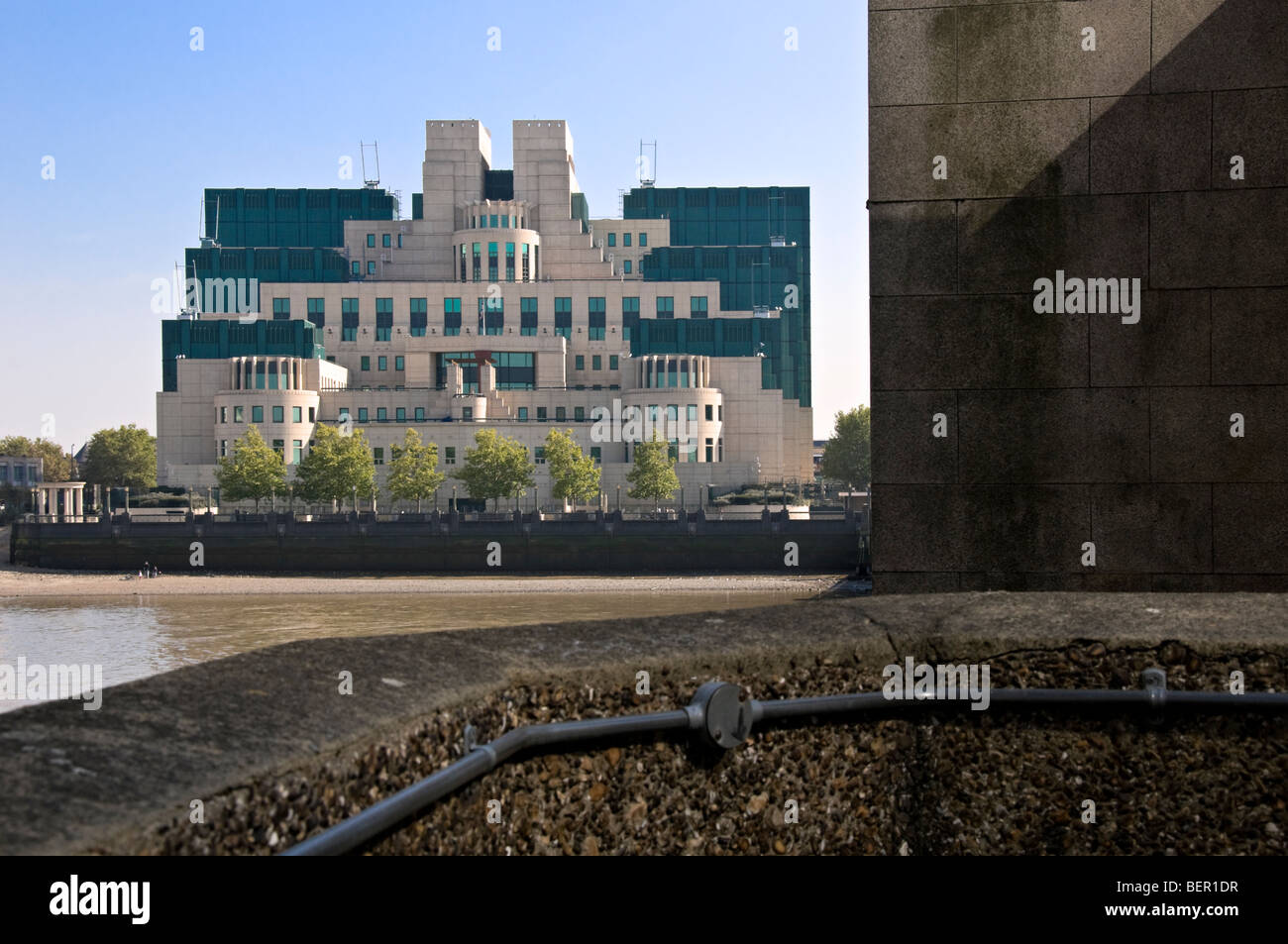 British secret intelligence service building hi-res stock photography ...