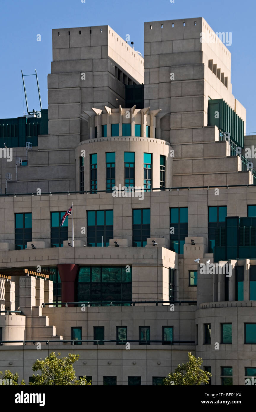 Mi6 vauxhall cross hi-res stock photography and images - Alamy